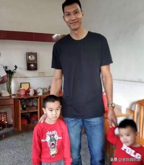 Yi Jianlian's family is on vacation in Thailand. His good-looking wife ...