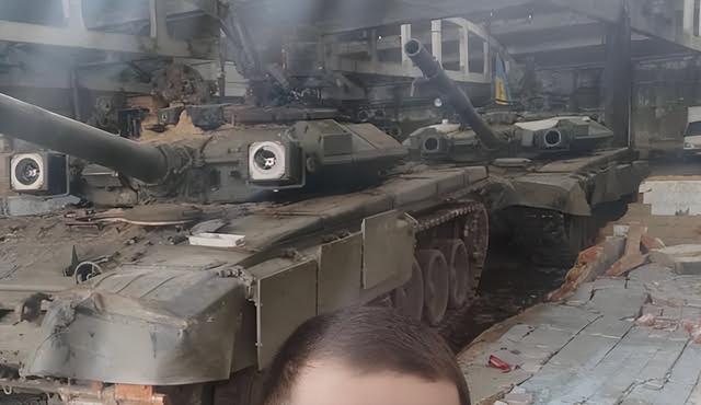 Ukraine seized 2 Russian T90 main battle tanks, tinkered, changed its ...