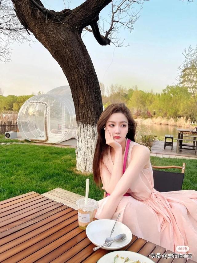 The elegant and beautiful long-legged goddess is pleasing to the eye ...