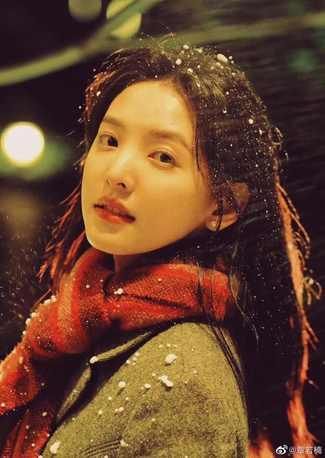 Zhang Ruonan's autumn and winter fall snow photo shoot, sweet and sweet ...