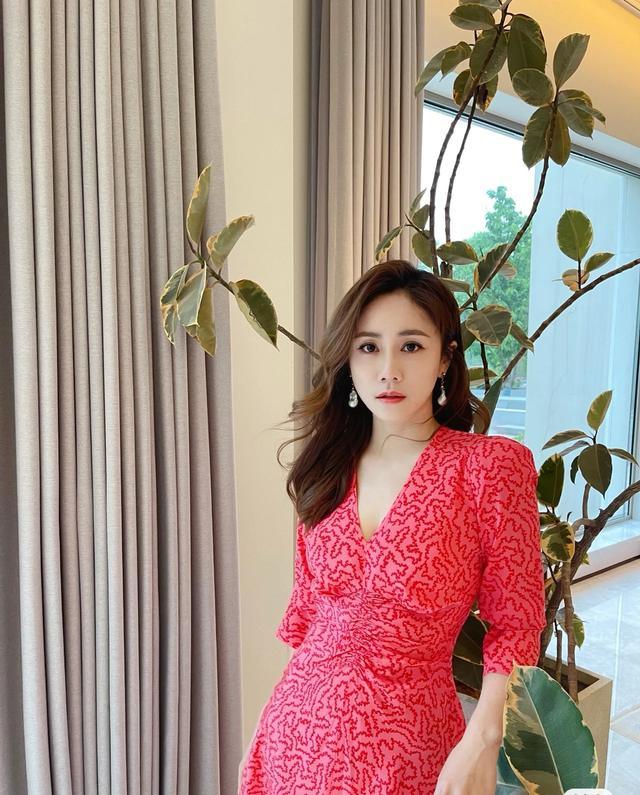 Liu Yun wears more than 5,000 skirts to show off her figure. The ...