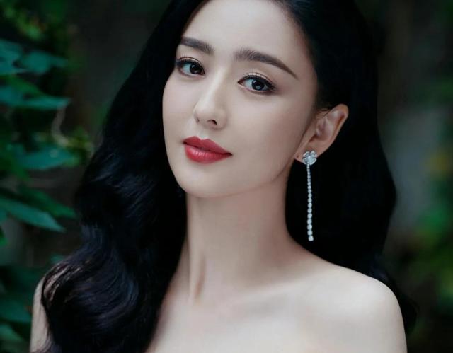 Tong Liya wore a purple dress on the red carpet of the 35th Golden Rooster Awards, with charming ...