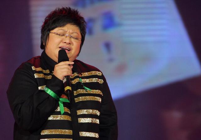 Han Hong sang "Just Ordinary" at the 2022 New Year's Eve Gala, her ...