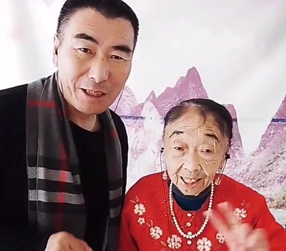 Li Yucheng took the 85-year-old Ma Yuqin to pick up garbage, lamenting ...