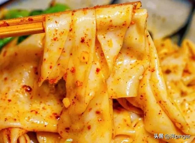 Shaanxi oil-splashed noodles are really delicious. Spicy noodles are ...