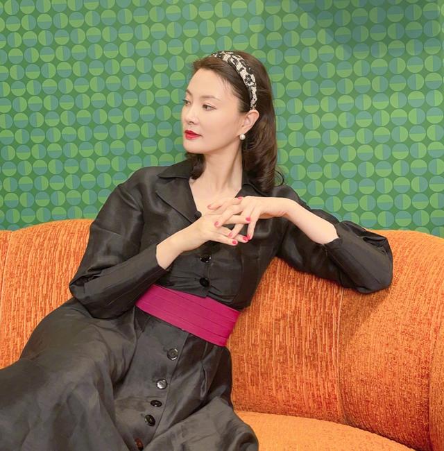 Born in a famous family, known as the "Taiwan Flower" of CCTV, 45-year ...