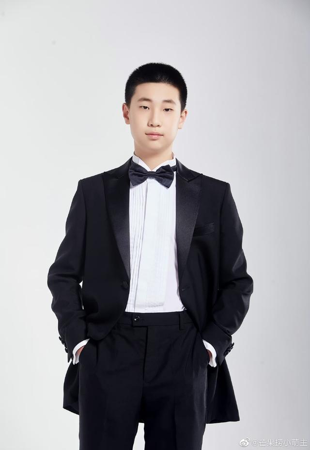Lin Dajun is growing up well! A recent photo of him in a suit, well ...