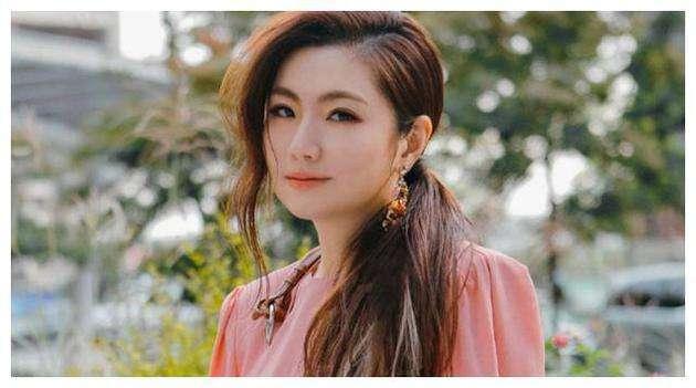 After Selina officially announced her new relationship, ex-husband Zhang Chengzhong sent ...