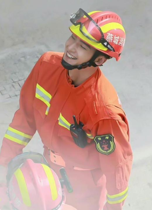 Yang Yang's new play style has been exposed, wearing an orange ...