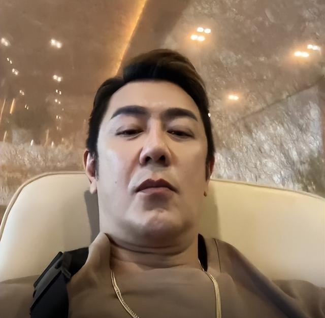 Chen Haomin went out to play alone, the big gold chain was very ...