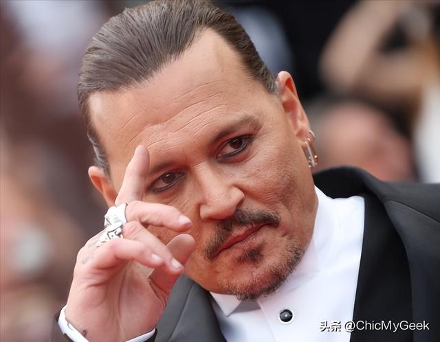 Johnny Depp is back in Cannes! Reproduce the scene of being carried ...
