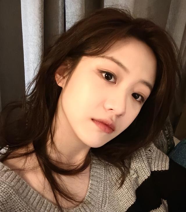 Xiang Hanzhi took a selfie at home, exuding the temperament of Miss ...
