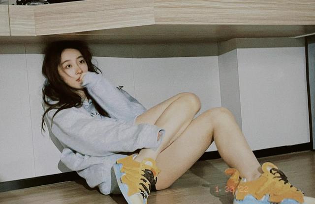 Xu Xiaohan took a selfie at home and showed off her beautiful legs - iMedia
