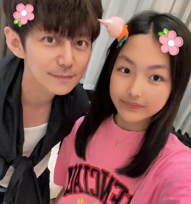 Li Xiang took a photo with his daughter and He Jiong, 13-year-old Wang ...