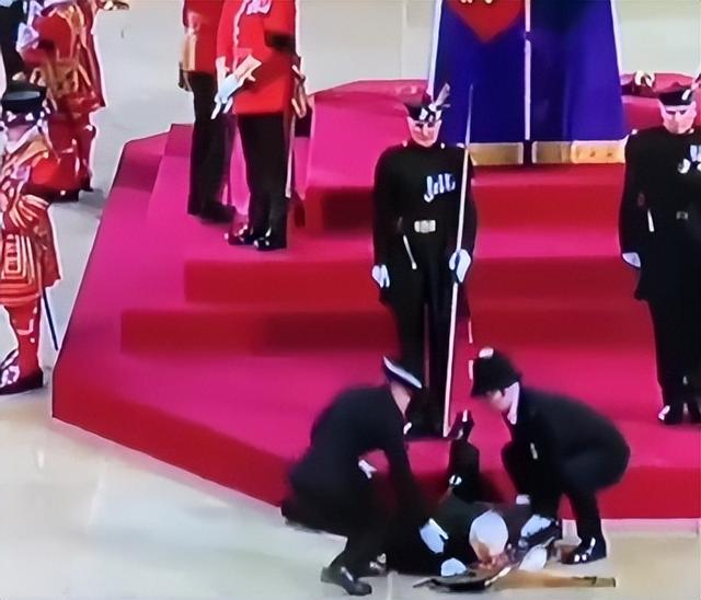 The guard guarding the Queen's wake suddenly fell to the ground. How ...