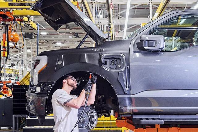 Big three automakers make wild bets on electric cars - iMedia