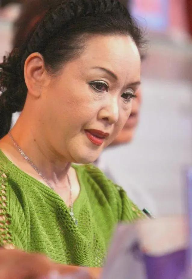 Li Guyi can't be recognized without a wig, but at the age of 77, there ...