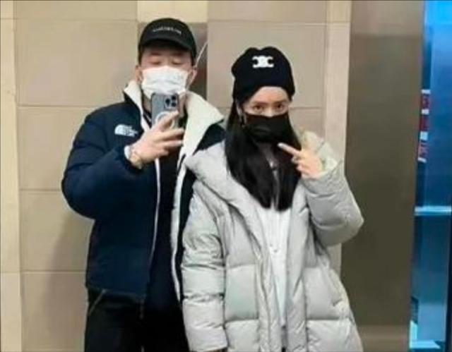 Producer Liu Wenyang posted an intimate photo with Cai Wenjing, suspected of revealing their ...