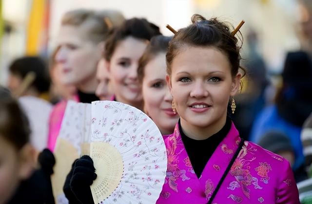 Foreigners Watching Peking Opera and Others - iMedia