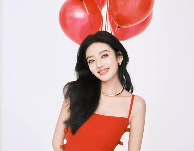 He Ruixian New Year's photo, wearing a red dress with suspenders ...