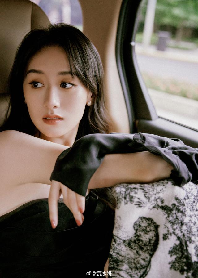 Yuan Bingyan's new photos are cool, glamorous, beautiful and charming ...