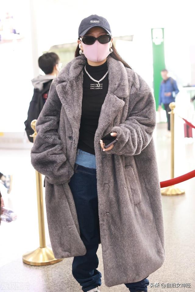 Yuan Yawei is cool and handsome in a plush coat + spliced jeans ...