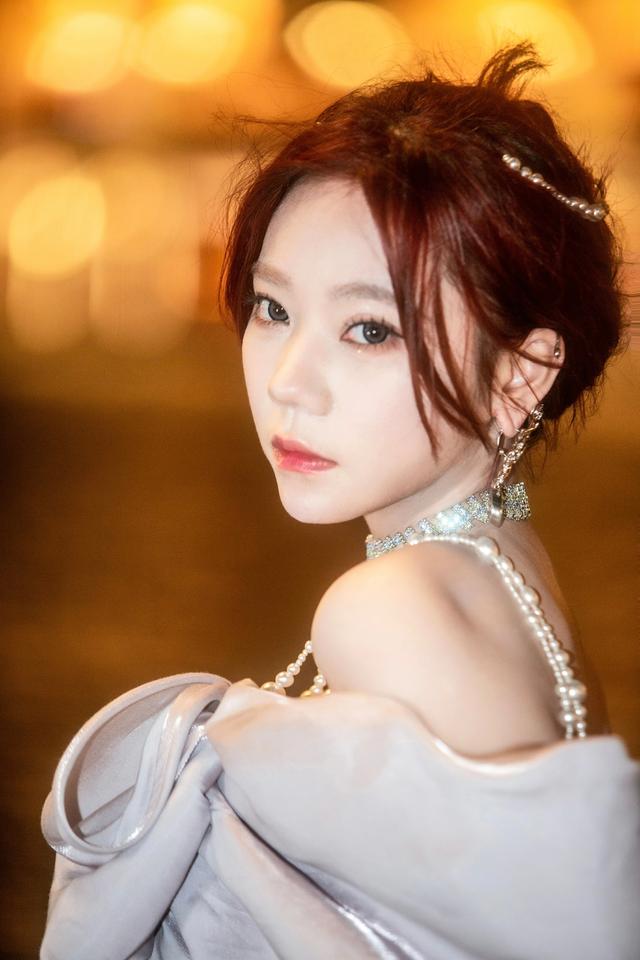 Zhang Zining starlight photo in pink dress with bowknot, elegant, tall and charming - iMedia