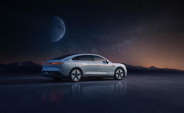 Looks cool and practical, you may need such an electric rear spoiler ...