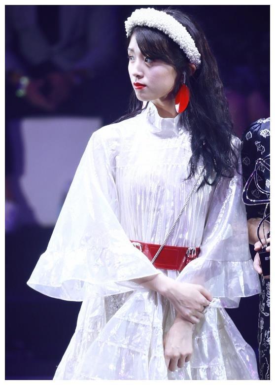 Why does Hong Yinuo always have curly hair?The moment when her straight ...