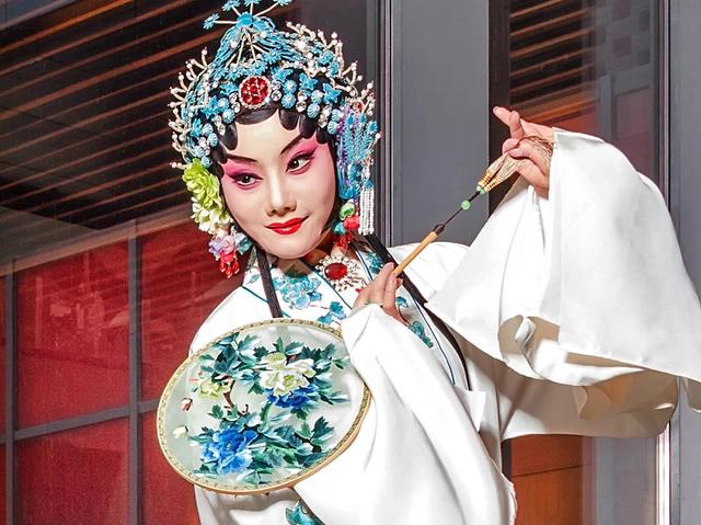 Peking Opera actor Zhu Hong sings the Zhao style pretty well, but ...