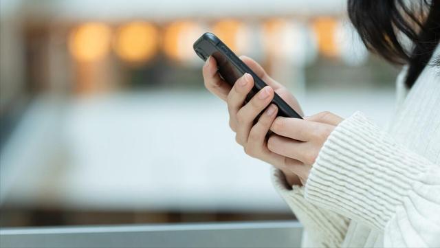 There is a special power-consuming function in the mobile phone, which ...