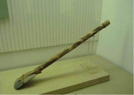 The traditional Chinese cold weapon, the "Crescent Shovel" in the Qimen ...