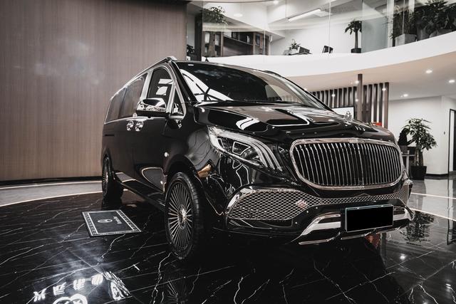 Mercedes-Benz VS680, a luxurious and domineering seven-seat commercial ...