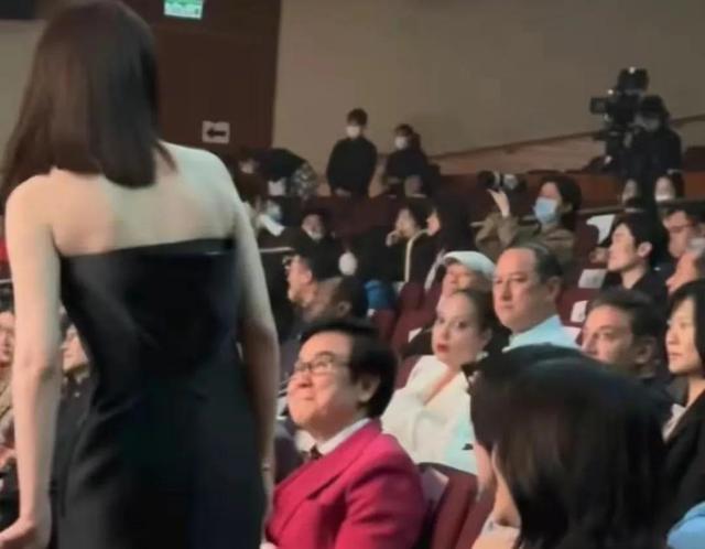 76-year-old Huang Baiming caused controversy again! Staring closely at ...