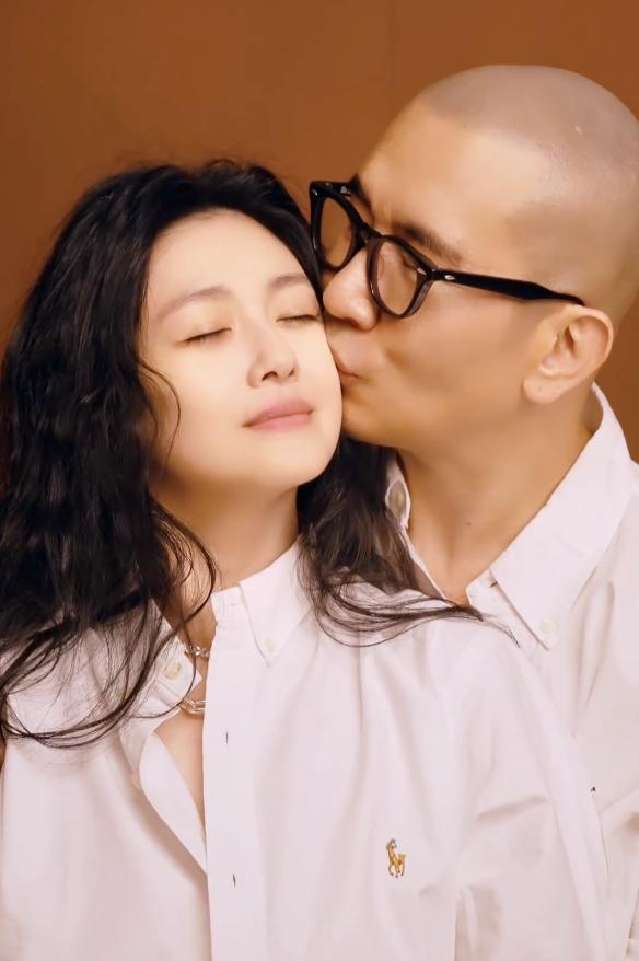 Da S posted the magazine shooting footage again, reproduced the contact ...