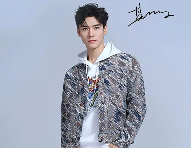 Take a photo with Hong Huang and close your eyes, turn your head in ...