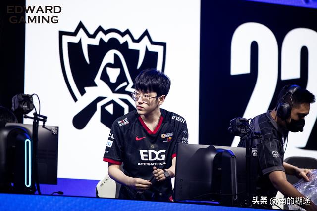 In the S12 quarter-finals, EDG was tragically made two chases three and was eliminated. - iMedia
