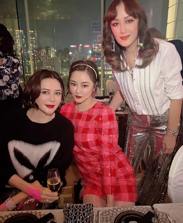 The stars attended a luxurious party, Rosamund Kwan blushed from ...