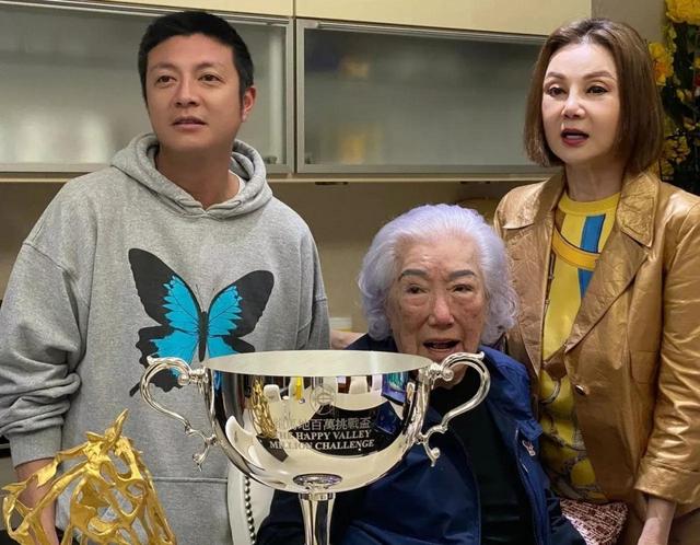 66-year-old Xie Lingling posted a group photo of her family, and Yu ...