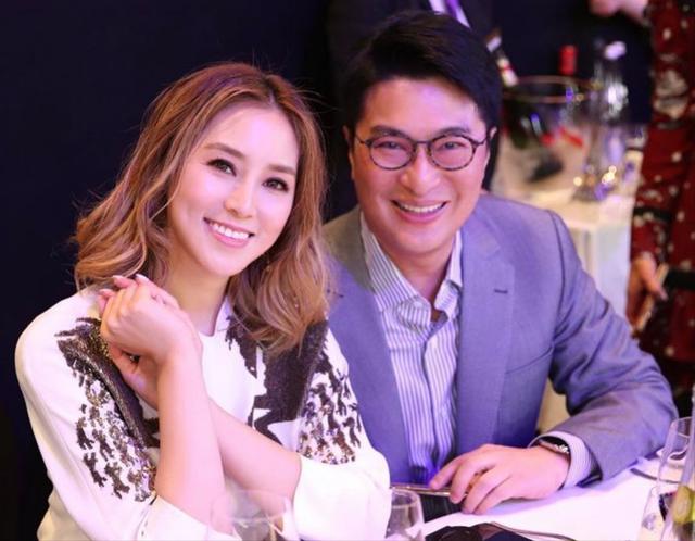 Li Jiacheng attended the charity dinner and donated 5 million, 40-year ...