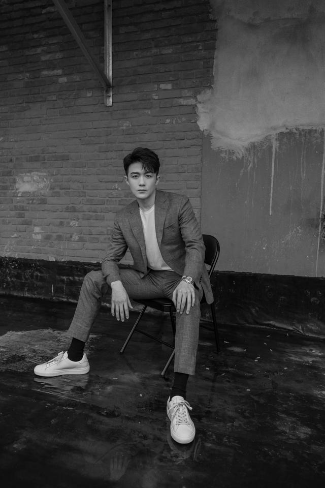 Li Zefeng small white shoes and black socks - iMedia