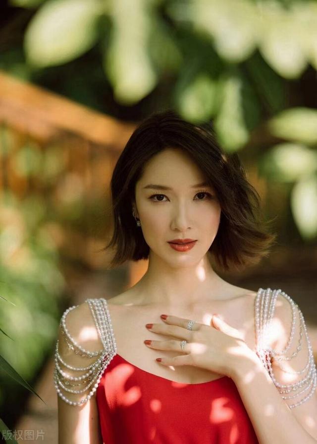 Li Yanan's red dress photo is full of light and shadow, dignified and ...