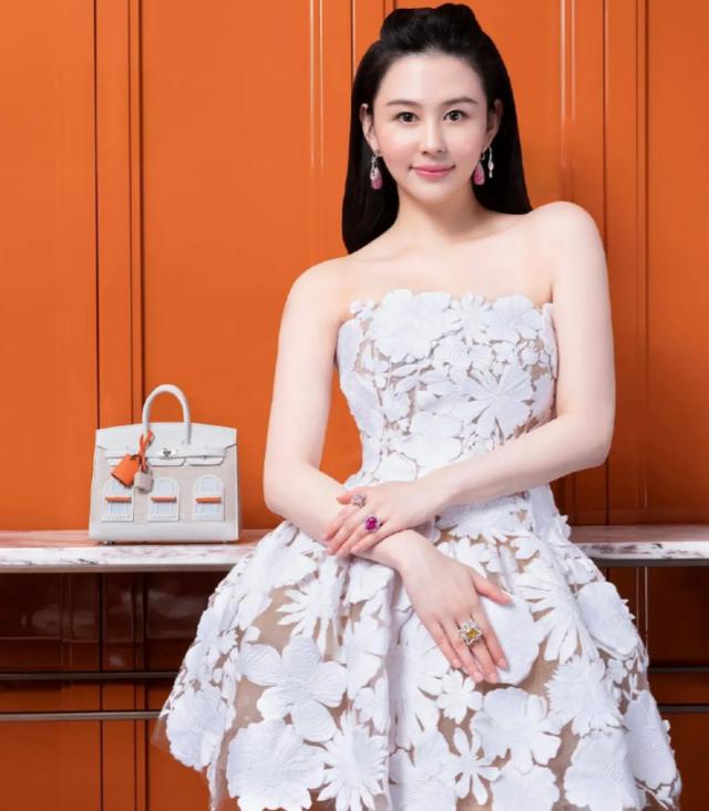 Qiu Shuzhen's daughter carries a brand-name bag worth nearly 2 million ...
