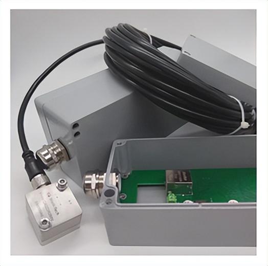 Acceleration sensor temperature and vibration integrated IEPE constant ...