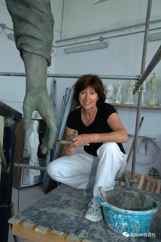 Figure sculptures interpreted by Hannek Beaumont - iMedia