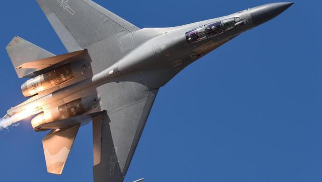 The performance of the Chinese bomb truck and the Russian ultimate ...