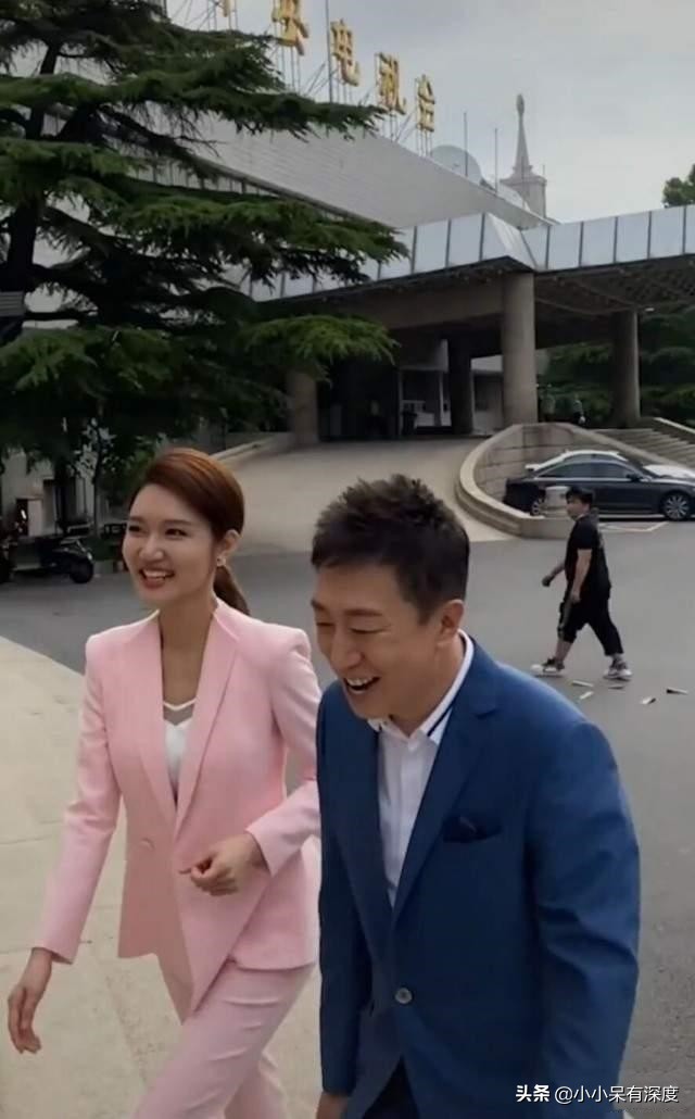 CCTV host Chen Weihong, he is 55 years old this year, his wife is elegant and dignified and very ...