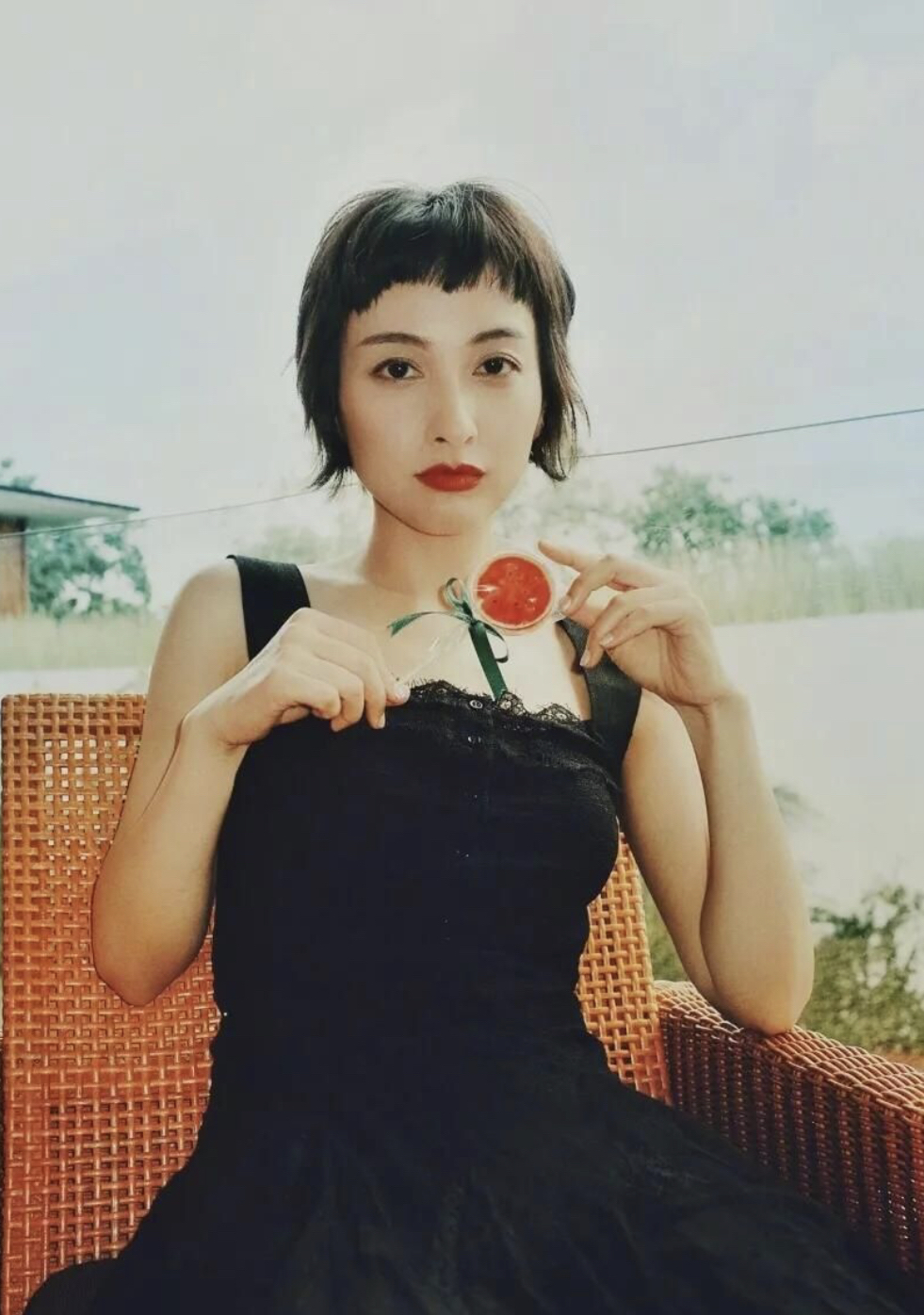 Wu Xin is worthy of being the "Northeast Hepburn", wearing a trench ...