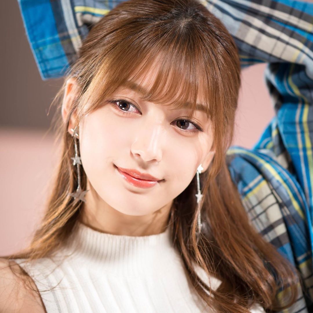 Xueping Li Left: A gravure model with nine heads and an ant waist - iNEWS