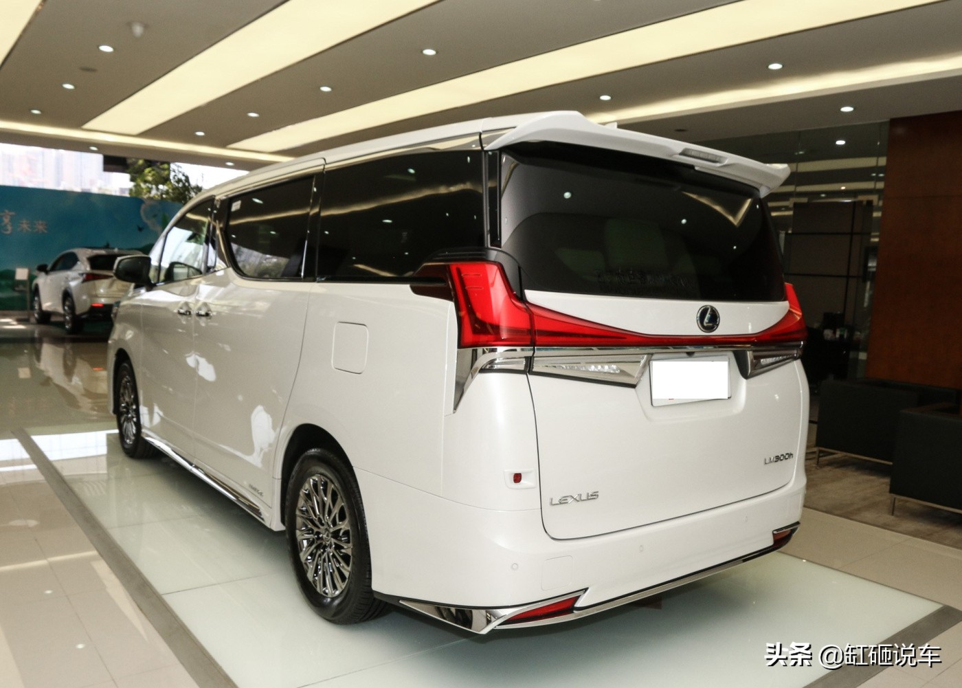 The ceiling of the Japanese MPV is very elegant, and the stars love to ...